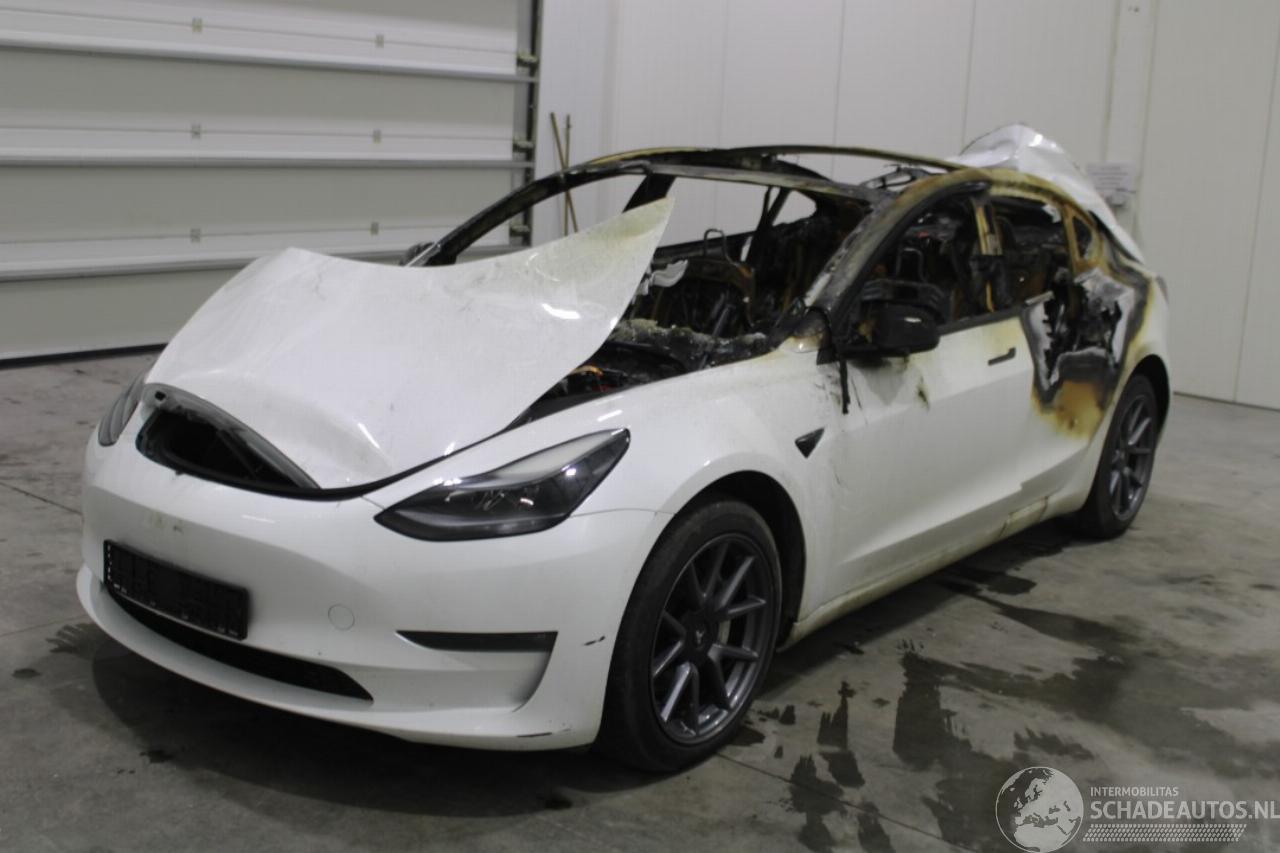 disassembly Tesla Model 3 - schadeautos.nl